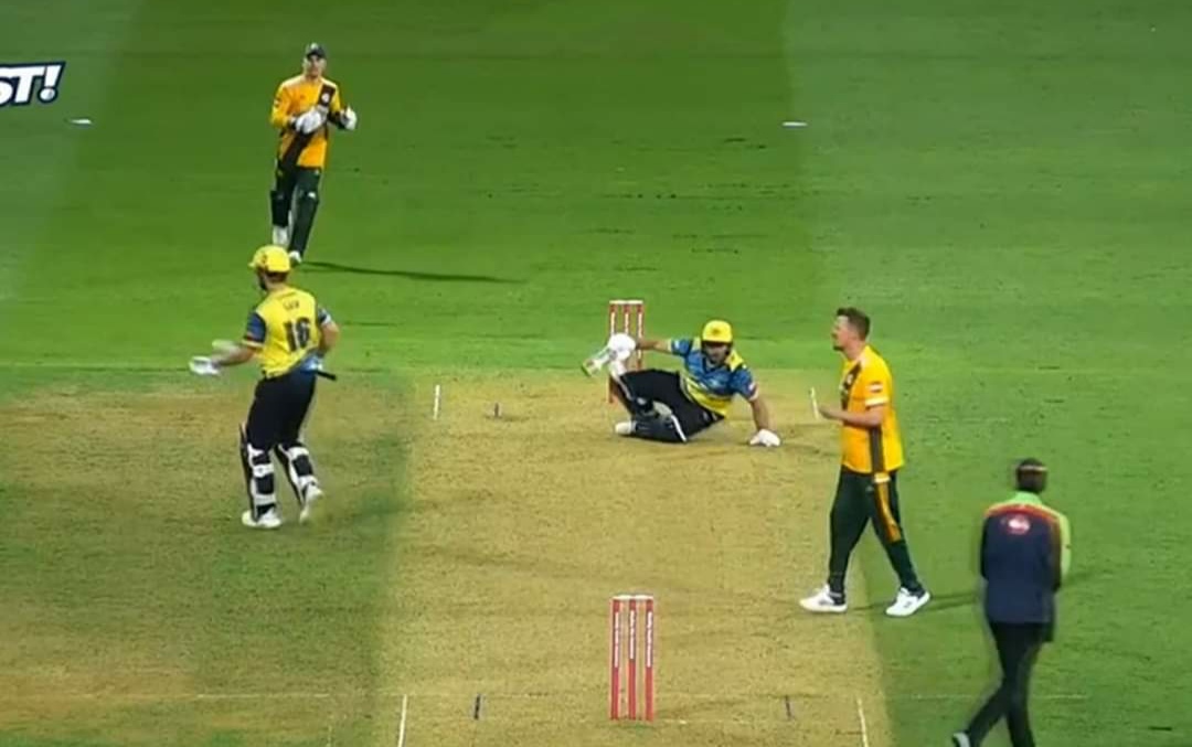 WATCH : Crazy scene between Sam Hain and Jake Lintott - Cricket Chamber